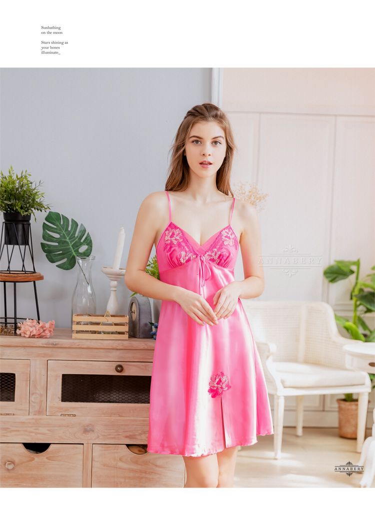 Annabery 大尺碼 典雅桃紅深V刺繡緞面開衩裙襬性感睡裙 - PChome 24h購物